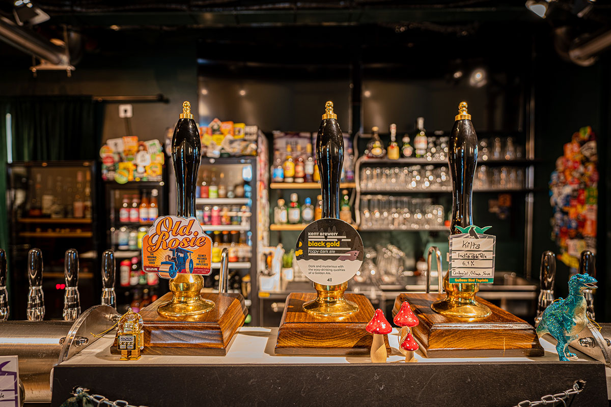 The Gallows Bird - Barfix täyttää lasin